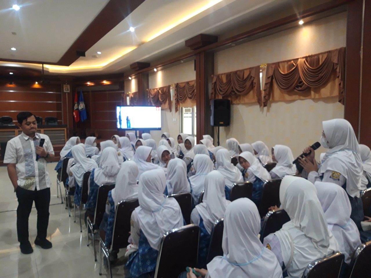FH Undip received a visit from SMA Negeri 6 Serang City - S1 Hukum Fakultas Hukum Undip